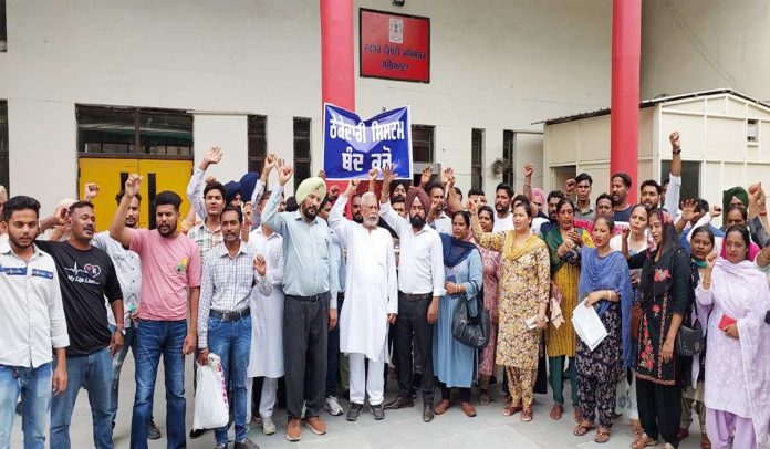 DC Office ਅੱਧੀ ਦਰਜ਼ਨ ਤੋਂ ਵੱਧ ਜ਼ਿਲਿਆਂ ਦੇ ਕੱਚੇ ਬੈਂਕ ਕਾਮਿਆਂ ਵੱਲੋਂ ਠੇਕੇਦਾਰੀ